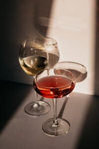 How should Vin Santo wine be served? - drinkstype.com